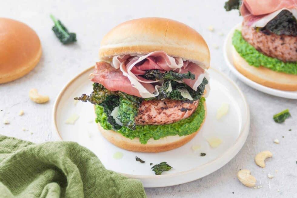 Burger di tacchino con Prosciutto di San Daniele, cavolo nero croccante ...