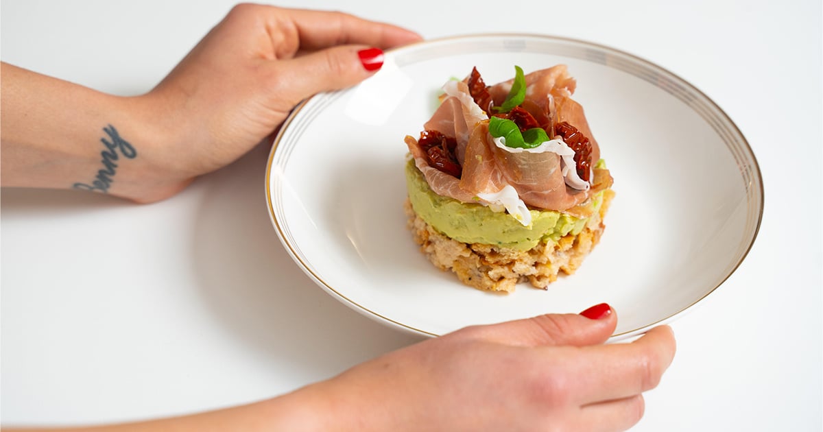 Frisella con Prosciutto di San Daniele e crema di ceci e avocado