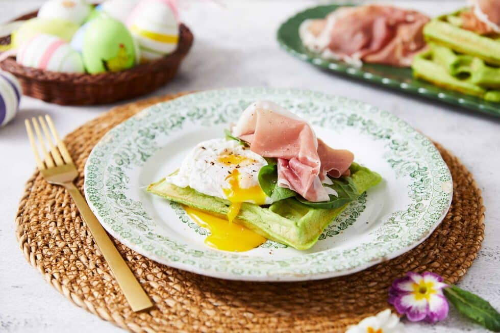 Waffle salati agli spinacini con Prosciutto di San Daniele e uovo poche ...