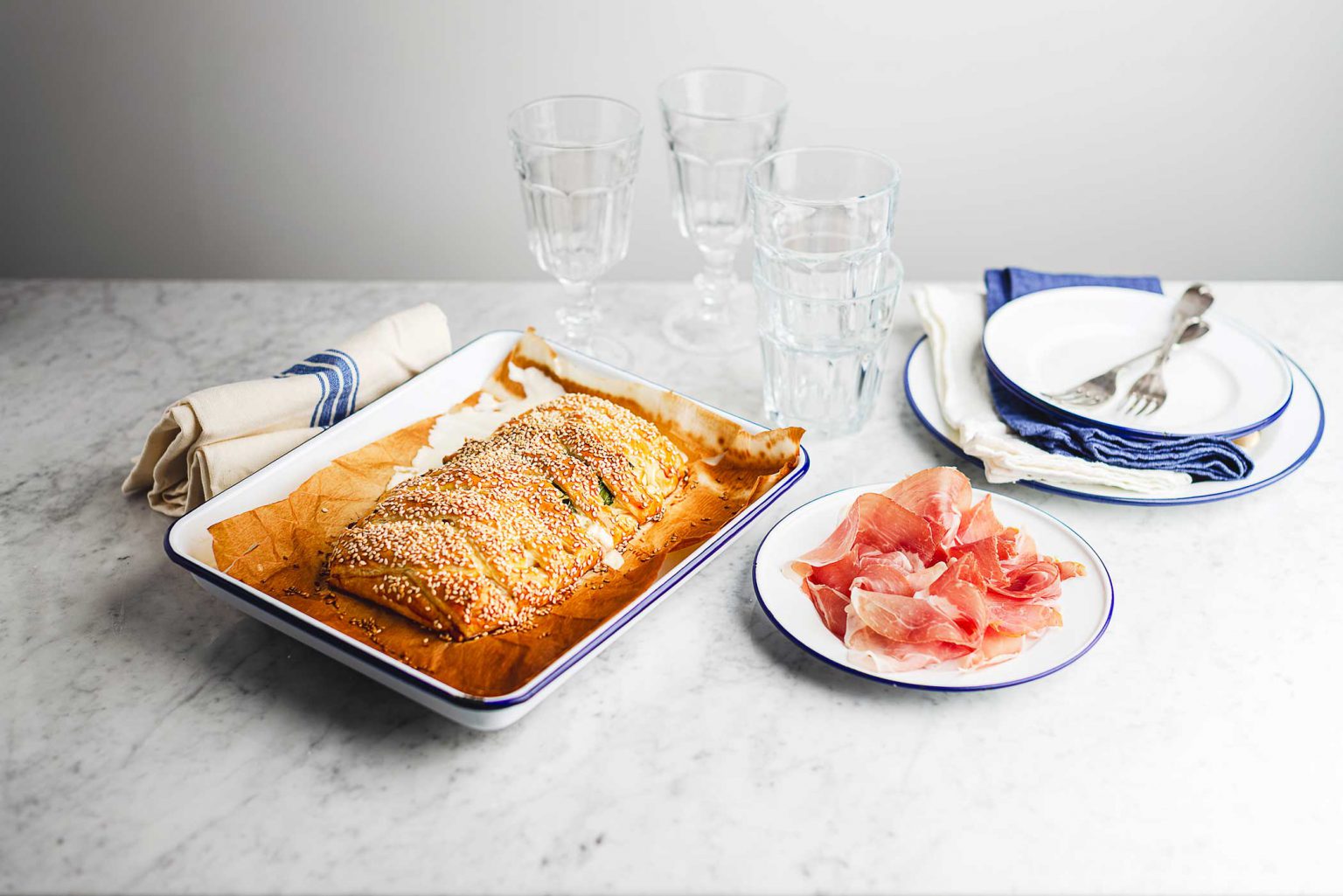 Treccia di sfoglia con stracchino, rucola, Prosciutto di San Daniele ...