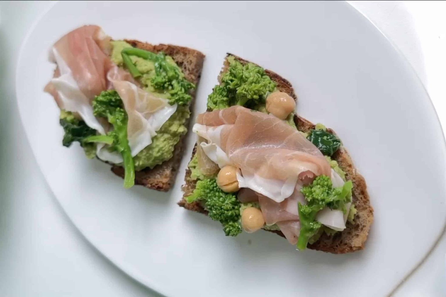 Antipasto | Crostoni con crema di ceci, cime di rapa e San Daniele